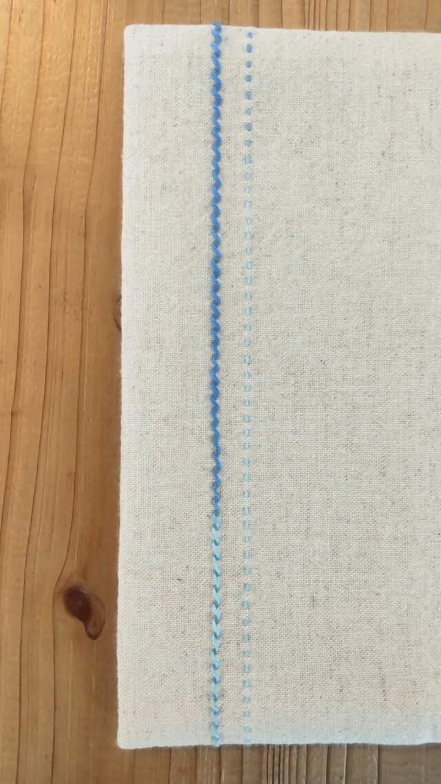 刺し子のブックカバー 浜辺の水面(B6判) | iichi 日々の暮らしを心地よくするハンドメイドやアンティークのマーケットプレイス