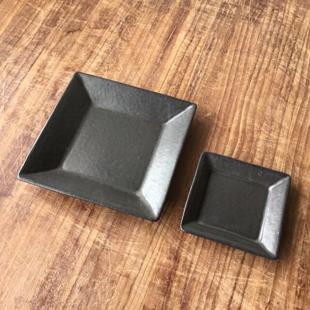 角皿 くろ | iichi 日々の暮らしを心地よくするハンドメイドやアンティークのマーケットプレイス