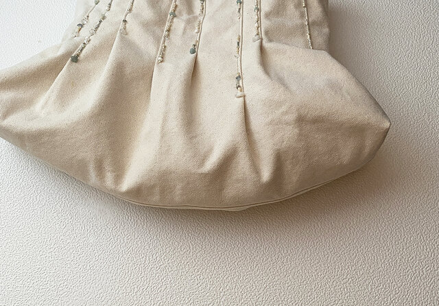 M様オーダー/キラキラ白いかばん | iichi 日々の暮らしを心地よくするハンドメイドやアンティークのマーケットプレイス