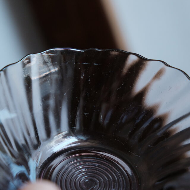 波打つ形状 薄紫で素敵。プレスガラス小鉢 古民家 古道具 丁寧な暮らしに。昭和中期 | iichi 日々の暮らしを心地よくするハンドメイドやアンティークのマーケットプレイス