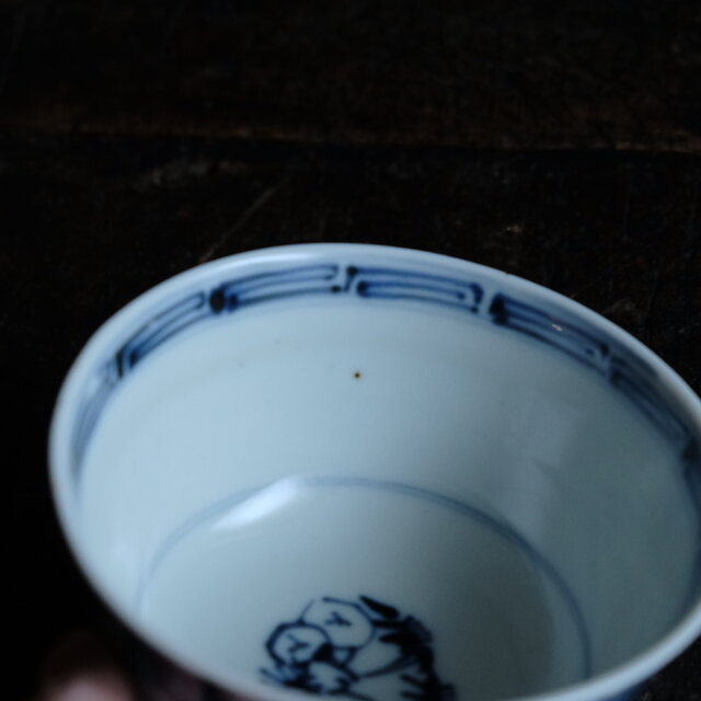 豪快な線描きの文様 瀬戸焼 花文線描き染付碗 骨董・antiques 古道具 暮らしに。幕末〜明治期 | iichi 日々の暮らしを心地よくするハンドメイドやアンティークのマーケットプレイス