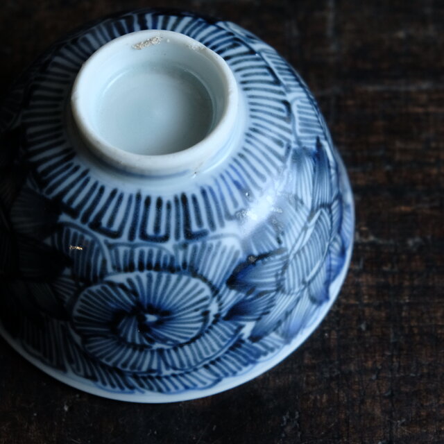 豪快な線描きの文様 瀬戸焼 花文線描き染付碗 骨董・antiques 古道具 暮らしに。幕末〜明治期 | iichi 日々の暮らしを心地よくするハンドメイドやアンティークのマーケットプレイス