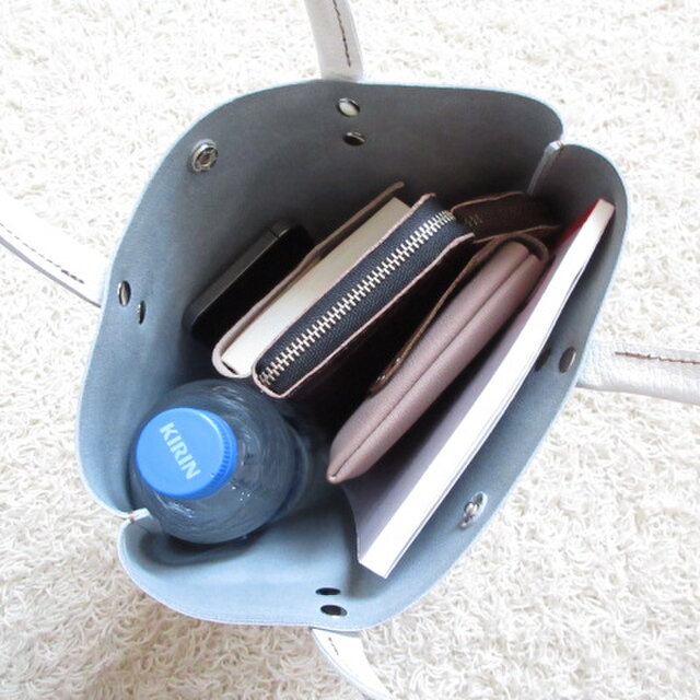 《牛革》new♪スクエアミニトート・ソフトシュリンク・ベビーブルー・0504 | iichi 日々の暮らしを心地よくするハンドメイドやアンティークのマーケットプレイス