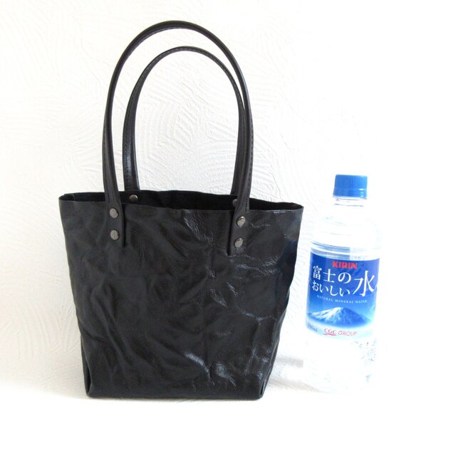 ぷっくり三角マチ♪《牛革》底マチワイドミニトート・ウォッシャブル・ブラック・0611 | iichi 日々の暮らしを心地よくするハンドメイドやアンティークのマーケットプレイス