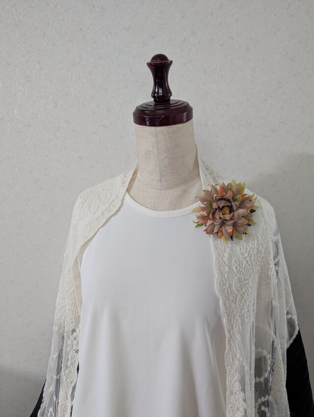 和ｼﾘｰｽﾞブローチ ガーベラ （ベージュ 和布）B38 | iichi 日々の暮らしを心地よくするハンドメイドやアンティークのマーケットプレイス