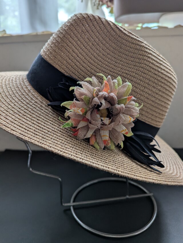 和ｼﾘｰｽﾞブローチ ガーベラ （ベージュ 和布）B38 | iichi 日々の暮らしを心地よくするハンドメイドやアンティークのマーケットプレイス