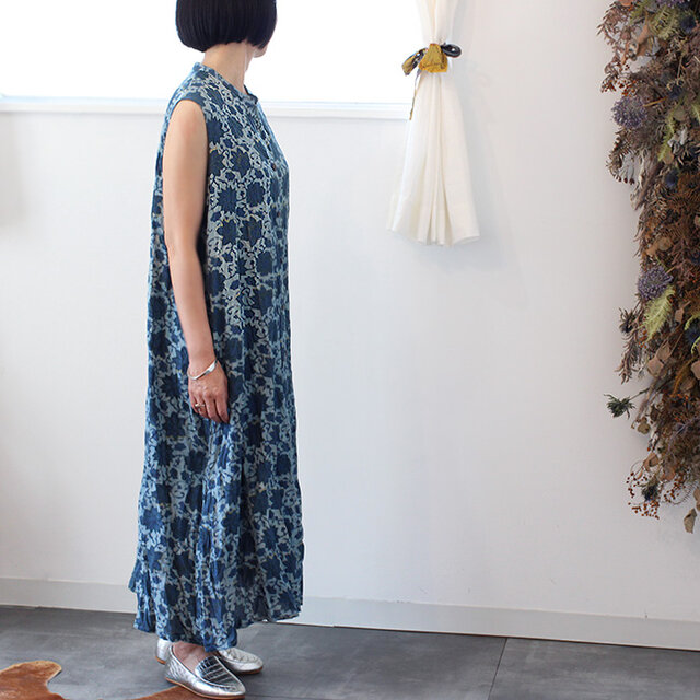 ブロックプリントコットンクリンクルワンピース【インディゴ花柄】 | iichi 日々の暮らしを心地よくするハンドメイドやアンティークのマーケットプレイス