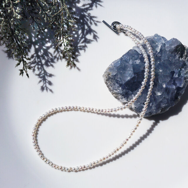 淡水真珠★ベビーパールの42cmサージカルマンテルネックレス ～細雪（ささめゆき） | iichi 日々の暮らしを心地よくするハンドメイドやアンティークのマーケットプレイス