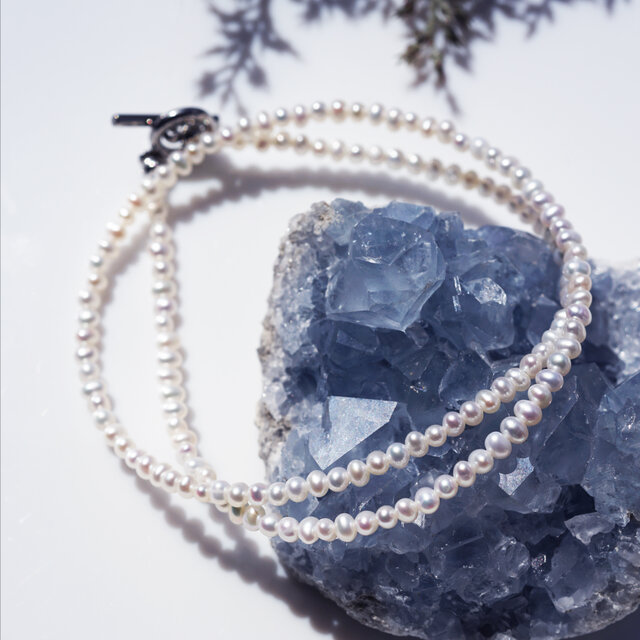 淡水真珠★ベビーパールの42cmサージカルマンテルネックレス ～細雪（ささめゆき） | iichi 日々の暮らしを心地よくするハンドメイドやアンティークのマーケットプレイス