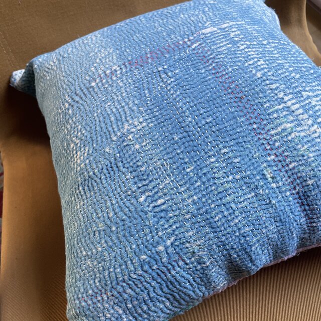 40×40 インド ヴィンテージ カンタキルト クッションカバー 青空 | iichi 日々の暮らしを心地よくするハンドメイドやアンティークのマーケットプレイス