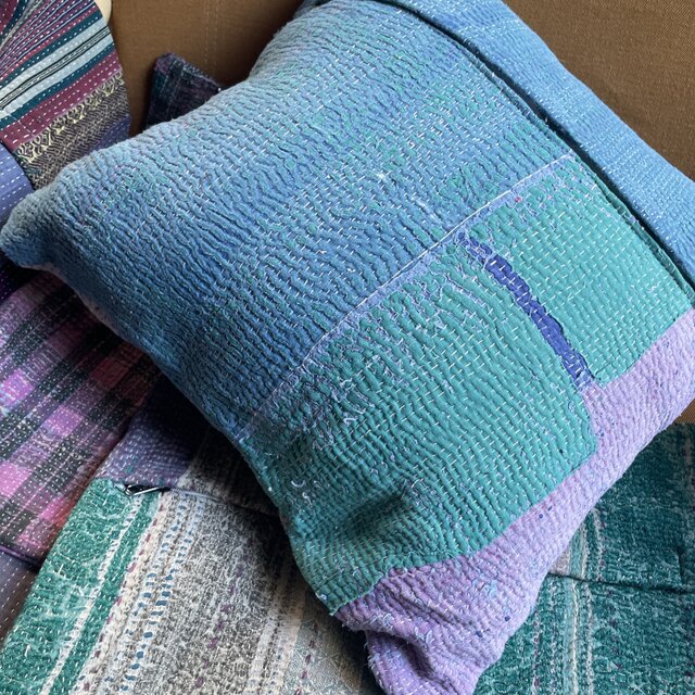 40×40 インド ヴィンテージ カンタキルト クッションカバー 青空 | iichi 日々の暮らしを心地よくするハンドメイドやアンティークのマーケットプレイス