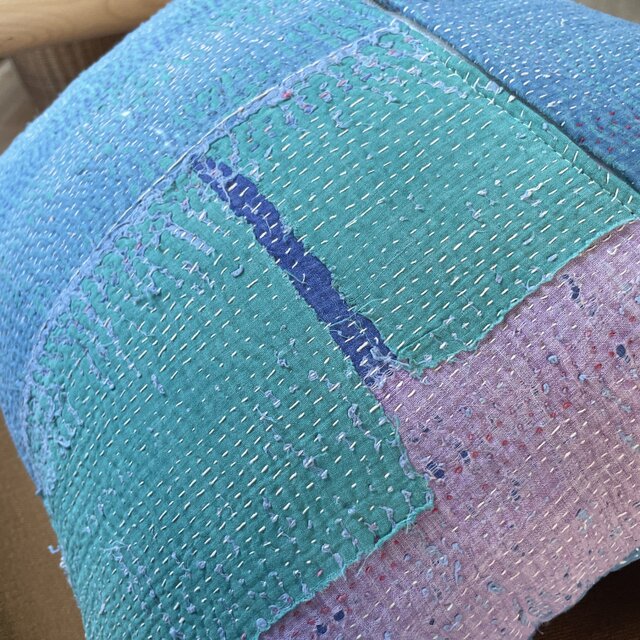 40×40 インド ヴィンテージ カンタキルト クッションカバー 青空 | iichi 日々の暮らしを心地よくするハンドメイドやアンティークのマーケットプレイス