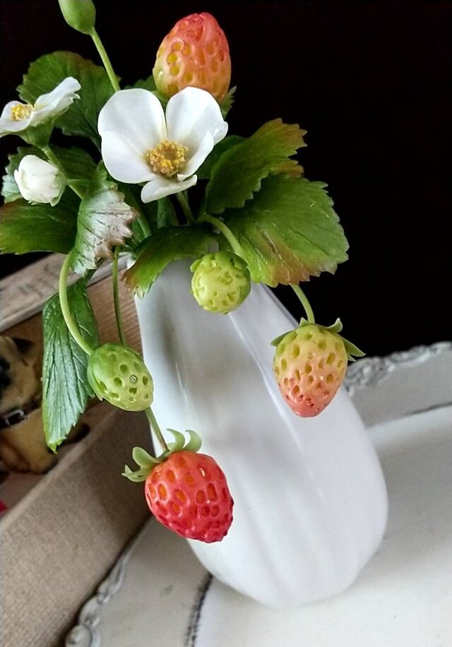 ★粘土の花[コロンと愛らしい苺ー3]★ | iichi 日々の暮らしを心地よくするハンドメイドやアンティークのマーケットプレイス