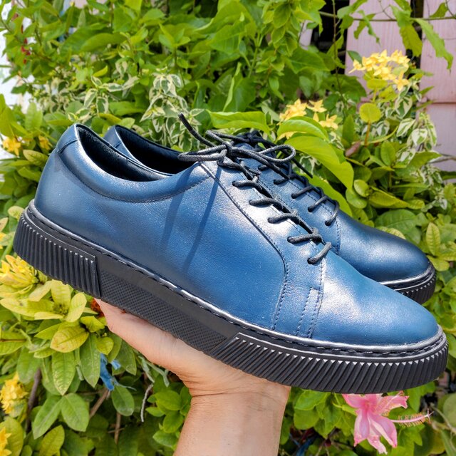 エレガントで高級感あるスニーカー ネイビーカラー ビジネスシーンを彩る本革スニーカー 蝋引き黒紐仕様 | iichi 日々の暮らしを心地よくするハンドメイドやアンティークのマーケットプレイス