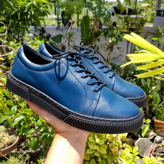 エレガントで高級感あるスニーカー ネイビーカラー ビジネスシーンを彩る本革スニーカー 蝋引き黒紐仕様 | iichi 日々の暮らしを心地よくするハンドメイドやアンティークのマーケットプレイス