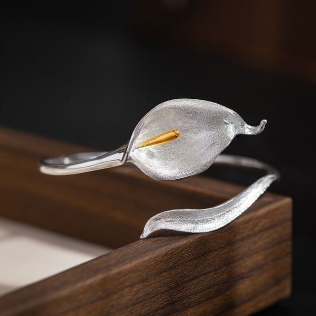 オランダカイウのバングル - 自然の持つ純粋な美しさを手元に！ B085 | iichi 日々の暮らしを心地よくするハンドメイドやアンティークのマーケットプレイス