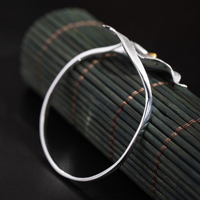 オランダカイウのバングル - 自然の持つ純粋な美しさを手元に！ B085 | iichi 日々の暮らしを心地よくするハンドメイドやアンティークのマーケットプレイス