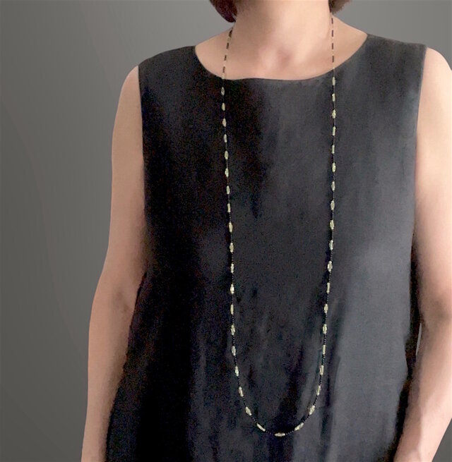 小さなオニキスと2種のペリドット 3連にもできる、超ロングネックレス 120cm | iichi 日々の暮らしを心地よくするハンドメイドやアンティークのマーケットプレイス