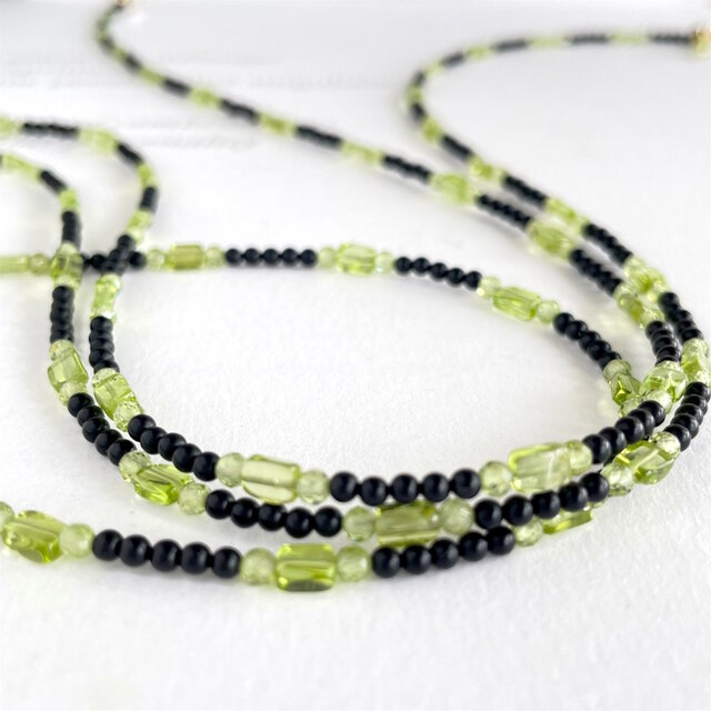 小さなオニキスと2種のペリドット 3連にもできる、超ロングネックレス 120cm | iichi 日々の暮らしを心地よくするハンドメイドやアンティークのマーケットプレイス