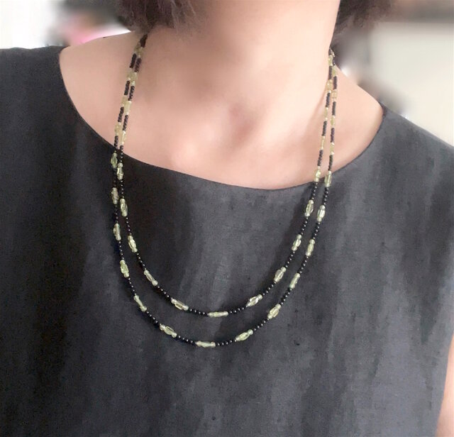 小さなオニキスと2種のペリドット 3連にもできる、超ロングネックレス 120cm | iichi 日々の暮らしを心地よくするハンドメイドやアンティークのマーケットプレイス