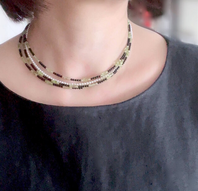 小さなオニキスと2種のペリドット 3連にもできる、超ロングネックレス 120cm | iichi 日々の暮らしを心地よくするハンドメイドやアンティークのマーケットプレイス