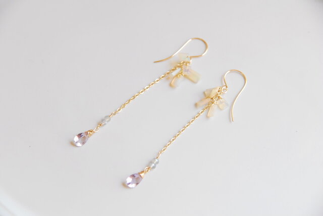 オパールとラブラドライト、アメジストの揺れるピアス 14kgf | iichi 日々の暮らしを心地よくするハンドメイドやアンティークのマーケットプレイス