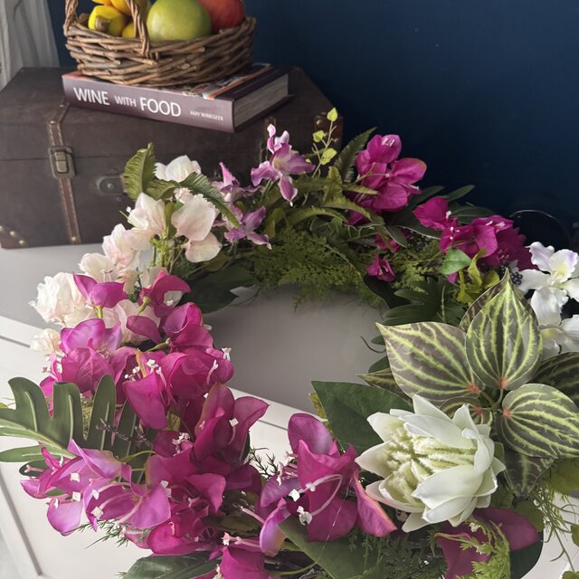 迫力の50cm！ブーゲンビリアやオーキッド、ピンクの花を使ったボタニカルリース イベントスクールやスタジオにも | iichi 日々の暮らしを心地よくするハンドメイドやアンティークのマーケットプレイス