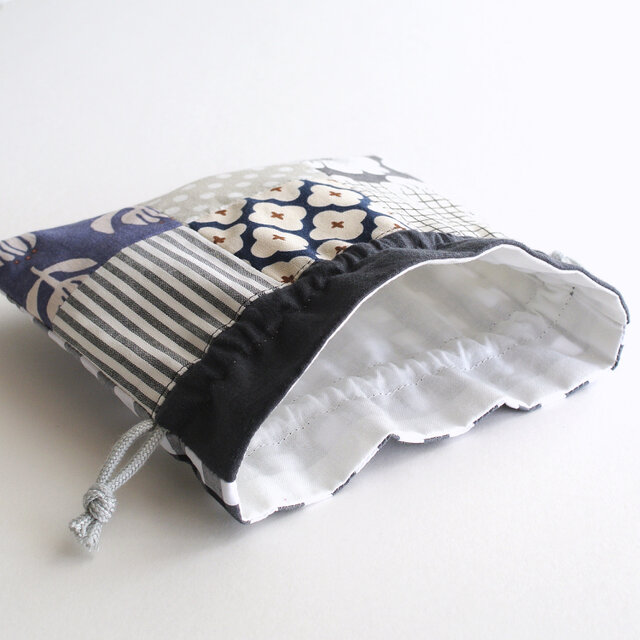 パッチワークの巾着ポーチ1 | iichi 日々の暮らしを心地よくするハンドメイドやアンティークのマーケットプレイス