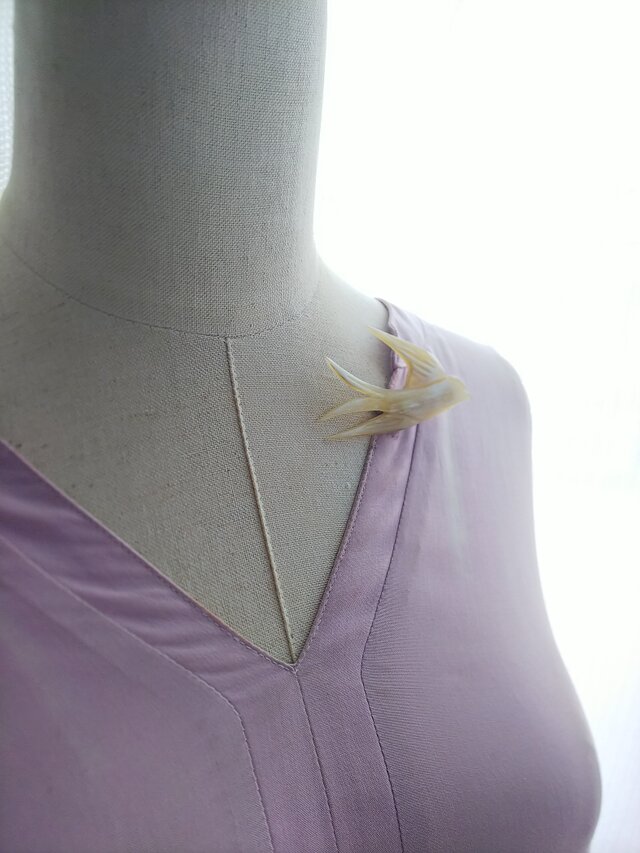 ヴィンテージ ツバメのブローチ（71×38㎜）Horn製 | iichi 日々の暮らしを心地よくするハンドメイドやアンティークのマーケットプレイス