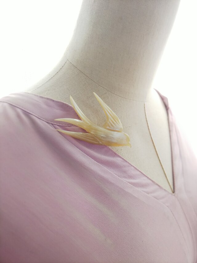 ヴィンテージ ツバメのブローチ（71×38㎜）Horn製 | iichi 日々の暮らしを心地よくするハンドメイドやアンティークのマーケットプレイス