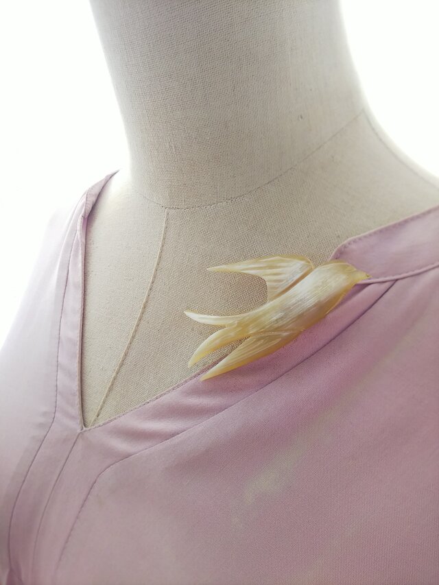 ヴィンテージ ツバメのブローチ（71×38㎜）Horn製 | iichi 日々の暮らしを心地よくするハンドメイドやアンティークのマーケットプレイス