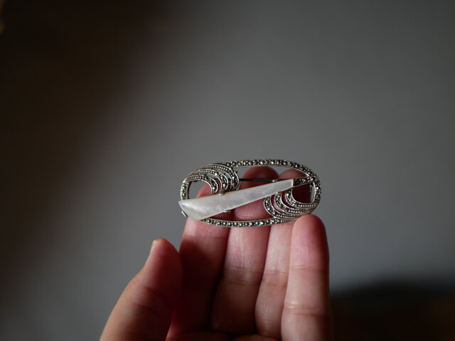 マザーオブパールとマーカサイトのブローチ 純銀 フランスヴィンテージ アンティークアクセサリー | iichi 日々の暮らしを心地よくするハンドメイドやアンティークのマーケットプレイス