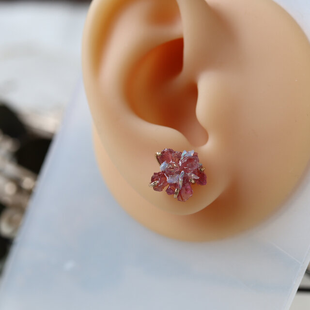 スピネルとオパールのピアス | iichi 日々の暮らしを心地よくするハンドメイドやアンティークのマーケットプレイス