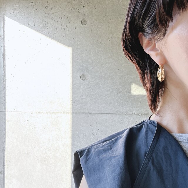 P644-ヴィンテージピアス U.S.A. 1980s Gold Tone Openwork Hoops | iichi 日々の暮らしを心地よくするハンドメイドやアンティークのマーケットプレイス