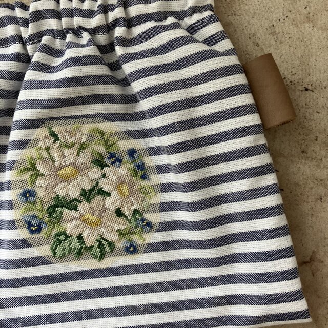 ストライプと刺繍のバネポーチ(068) | iichi 日々の暮らしを心地よくするハンドメイドやアンティークのマーケットプレイス