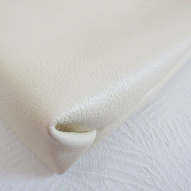 ぷっくり三角マチ♪《牛革》BOXサコッシュ・シュリンクレザー・アイボリー・0132 | iichi 日々の暮らしを心地よくするハンドメイドやアンティークのマーケットプレイス