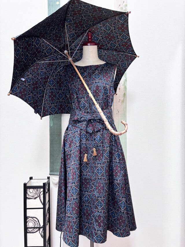 村山大島紬のベルト付きAラインワンピース&日傘 炎熱 | iichi 日々の暮らしを心地よくするハンドメイドやアンティークのマーケットプレイス