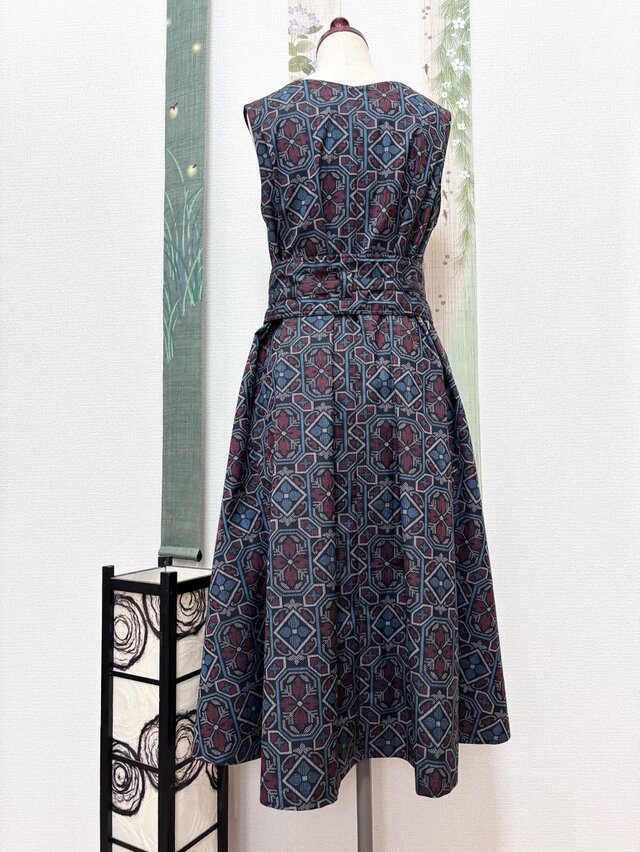 村山大島紬のベルト付きAラインワンピース&日傘 炎熱 | iichi 日々の暮らしを心地よくするハンドメイドやアンティークのマーケットプレイス