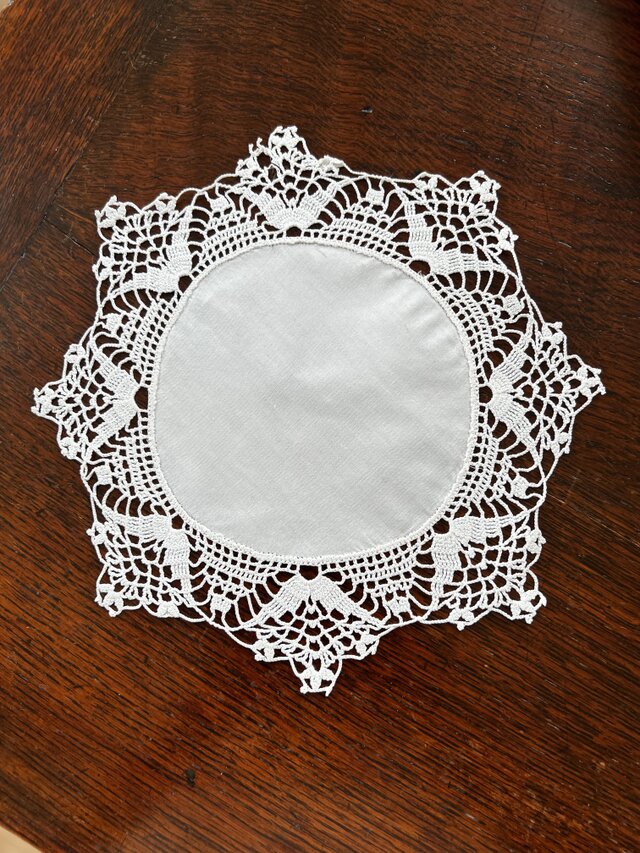 スェーデンのレース縁ドイリー A | iichi 日々の暮らしを心地よくするハンドメイドやアンティークのマーケットプレイス