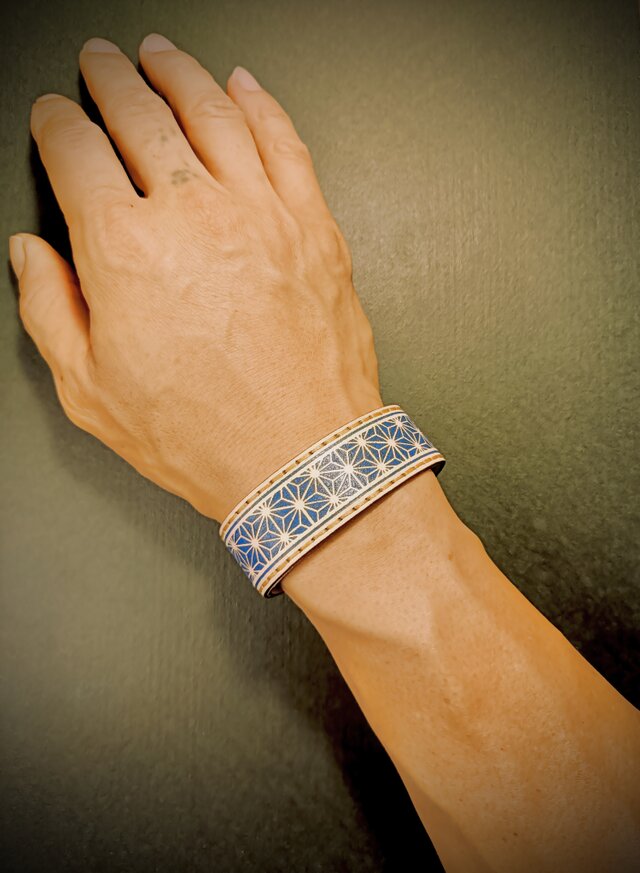 麻柄ヌメ革レザーブレスレット pluse blue | iichi 日々の暮らしを心地よくするハンドメイドやアンティークのマーケットプレイス