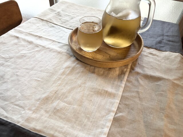 「やさしい光をまとう窓辺クロス」生成りと白とグレーのつぎはぎリネン布(90×90）生成り×グレー×白 | iichi 日々の暮らしを心地よくするハンドメイドやアンティークのマーケットプレイス