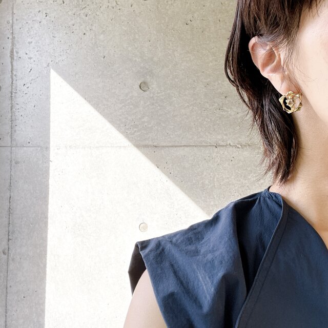 PA385-【 AVON 】エイボン・ヴィンテージピアス 1970〜80s Gold Tone Open Rose | iichi 日々の暮らしを心地よくするハンドメイドやアンティークの ...