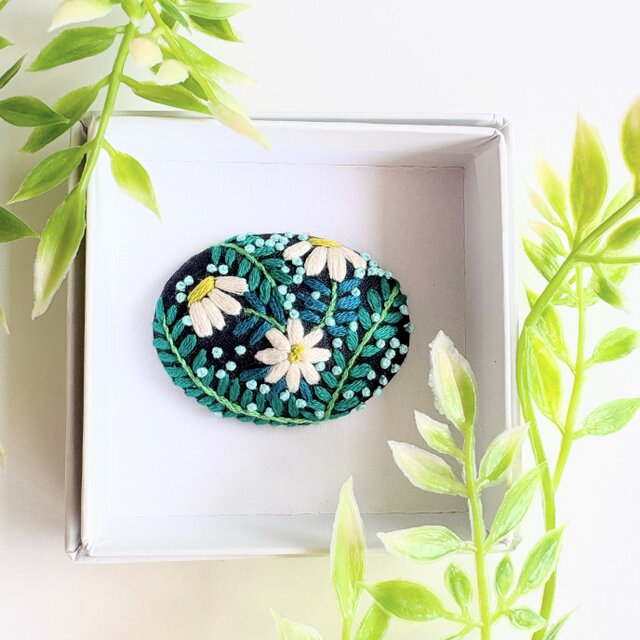 小さなお花の刺繍ブローチ・botanical#380 | iichi 日々の暮らしを心地よくするハンドメイドやアンティークのマーケットプレイス