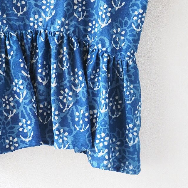 砂漠の青・木版更紗のペプラムブラウス | iichi 日々の暮らしを心地よくするハンドメイドやアンティークのマーケットプレイス