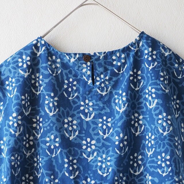 砂漠の青・木版更紗のペプラムブラウス | iichi 日々の暮らしを心地よくするハンドメイドやアンティークのマーケットプレイス