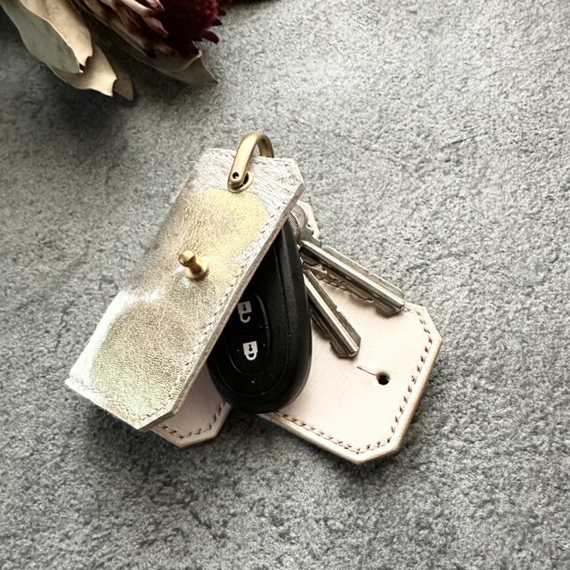 牛毛皮ハラコキーケース(medium) スポット柄 / ホワイト×ゴールド〖受注制作〗 | iichi 日々の暮らしを心地よくするハンドメイドやアンティークのマーケットプレイス