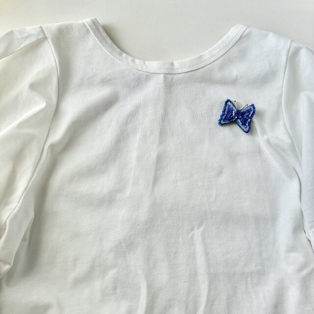 "きらり青い花蝶" 蝶の刺繍ブローチ | iichi 日々の暮らしを心地よくするハンドメイドやアンティークのマーケットプレイス