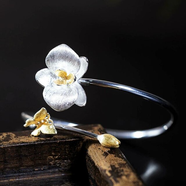 胡蝶蘭のバングル - 日常生活の中でも非日常的な美しさを！ B086 | iichi 日々の暮らしを心地よくするハンドメイドやアンティークのマーケットプレイス