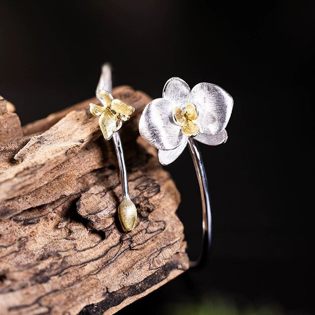 胡蝶蘭のバングル - 日常生活の中でも非日常的な美しさを！ B086 | iichi 日々の暮らしを心地よくするハンドメイドやアンティークのマーケットプレイス