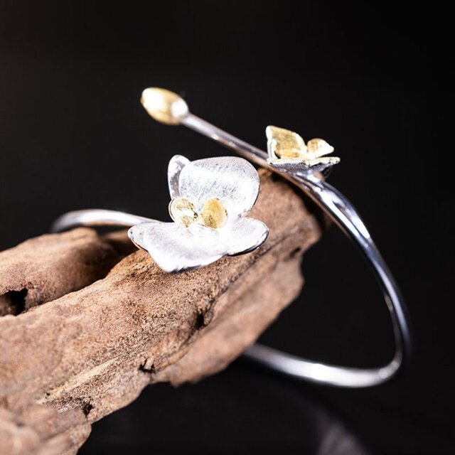 胡蝶蘭のバングル - 日常生活の中でも非日常的な美しさを！ B086 | iichi 日々の暮らしを心地よくするハンドメイドやアンティークのマーケットプレイス